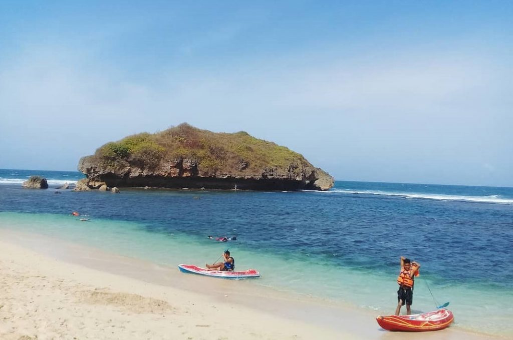 Canoeing and Snorkeling, Both Can Be Done In Sadranan Beach ...