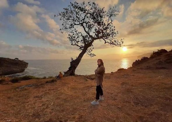 Enjoying The Borderless Sunset View at Kesirat Beach - Yogyakarta ...