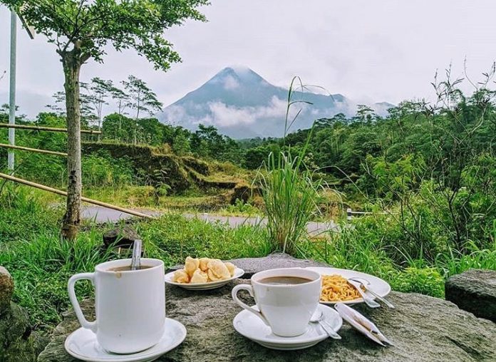 Enjoying Coffee Brewing From Merapi Volcanic Land at Warung kopi Merapi ...