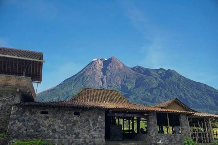 Enjoying Coffee Brewing From Merapi Volcanic Land at Warung kopi Merapi ...