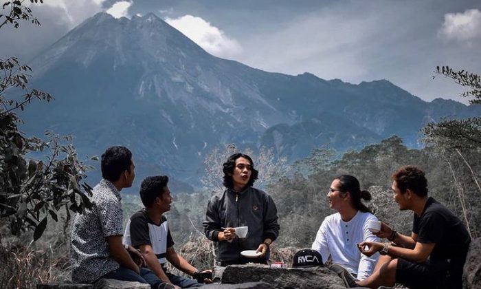 Enjoying Coffee Brewing From Merapi Volcanic Land at Warung kopi Merapi ...
