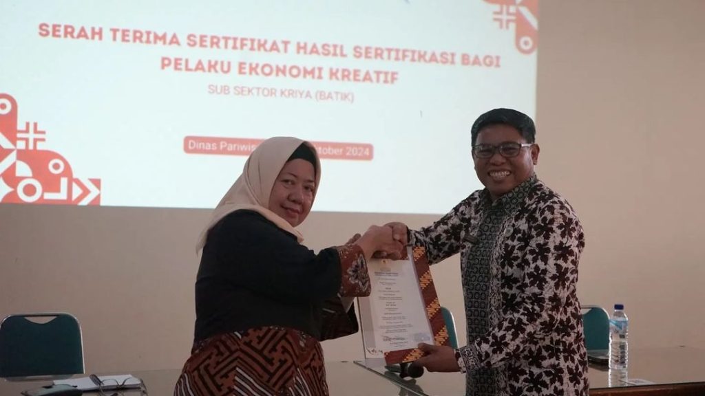 Serah Terima Sertifikat Hasil Sertifikasi Bagi Pelaku Ekonomi Kreatif ...