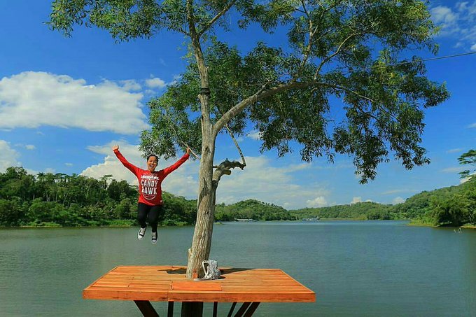 Menikmati scenery Waduk Sermo dari Bukit Pethu - Dinas Pariwisata ...