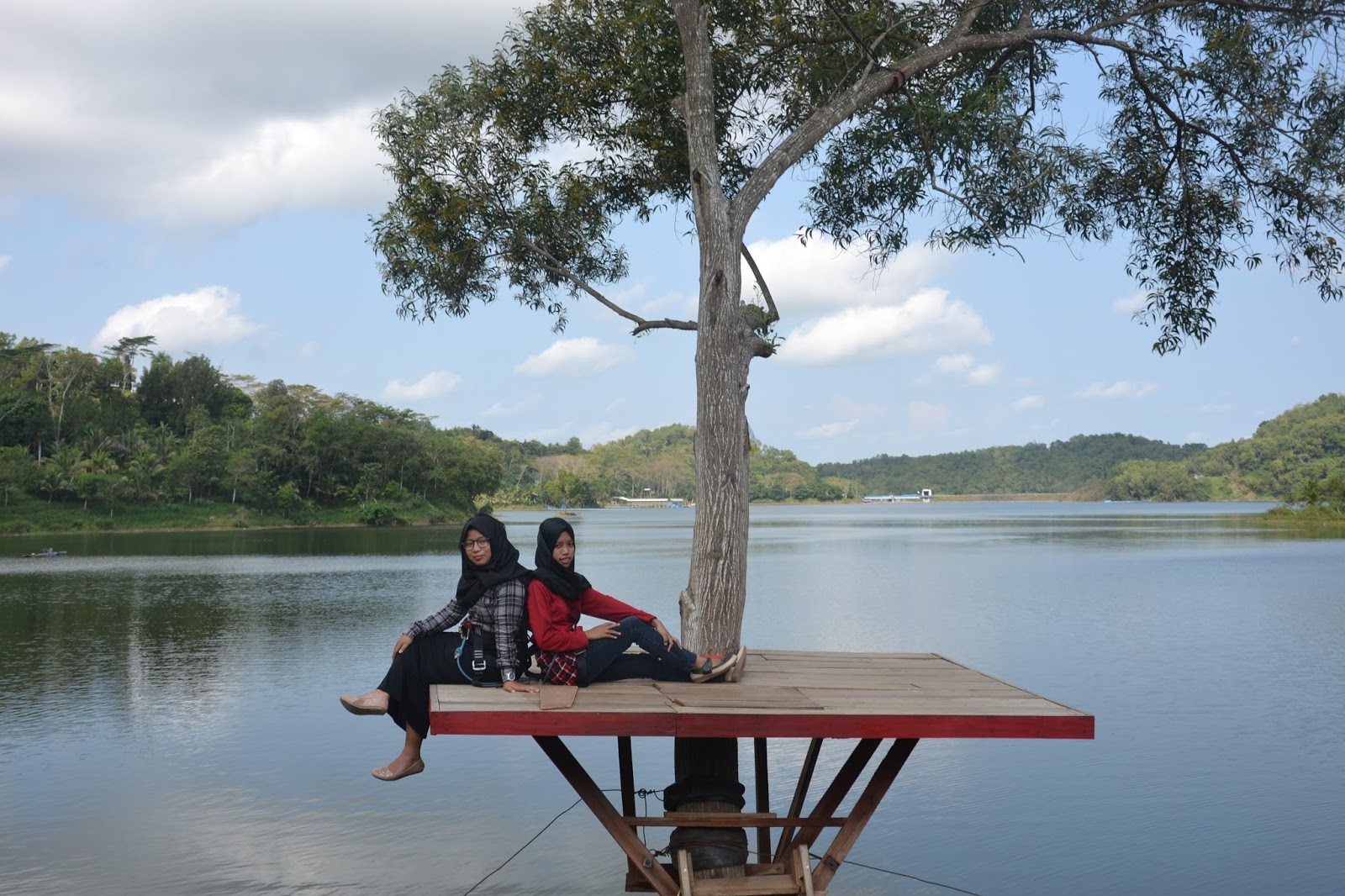 Menikmati scenery Waduk Sermo dari Bukit Pethu - Dinas Pariwisata ...