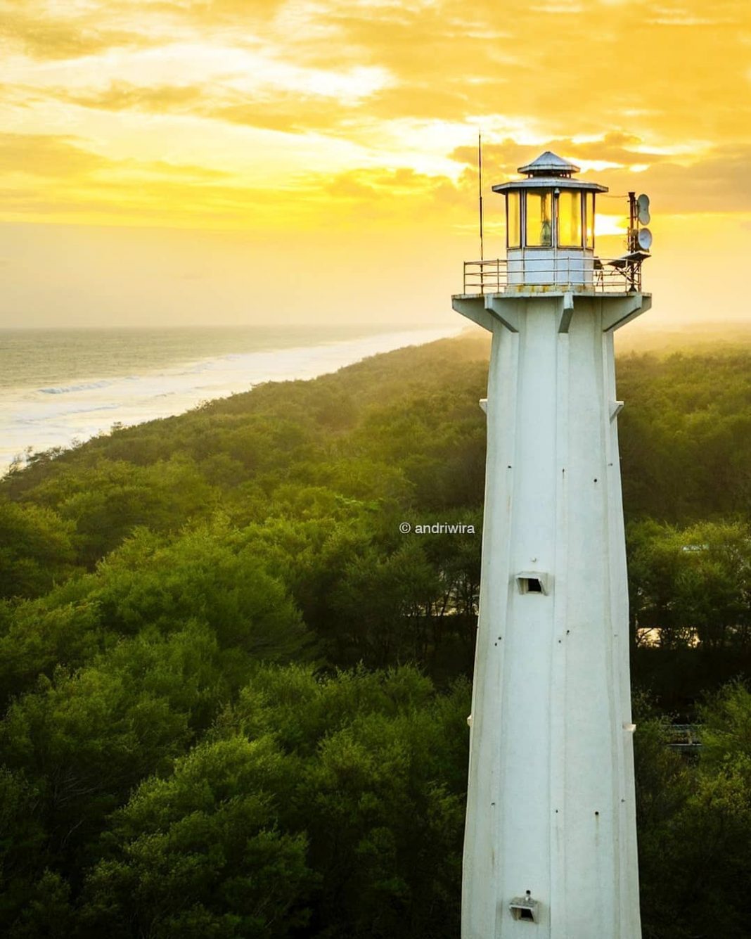 Pantai Pandansari, Pantai dengan Mercusuar yang Ikonik - Dinas ...