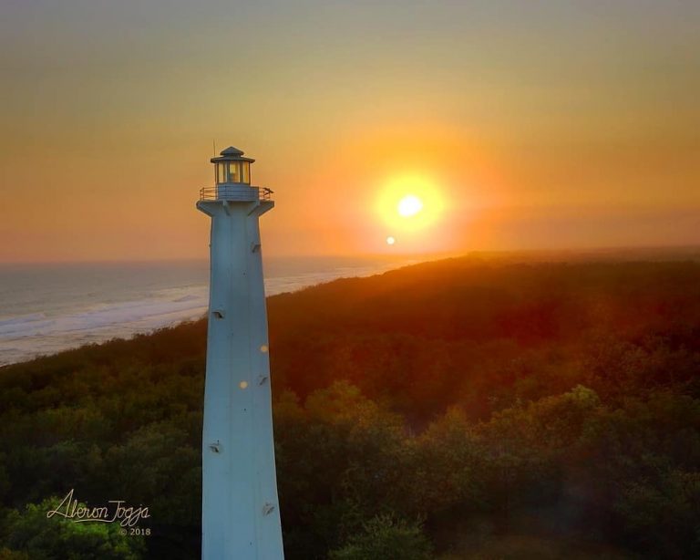 Pantai Pandansari, Pantai dengan Mercusuar yang Ikonik - Dinas ...