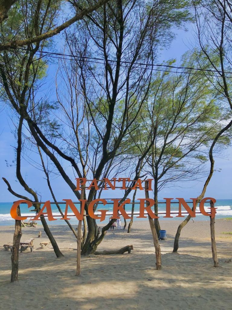 Menjelajahi Keindahan Tersembunyi di Pantai Cangkring - Dinas ...